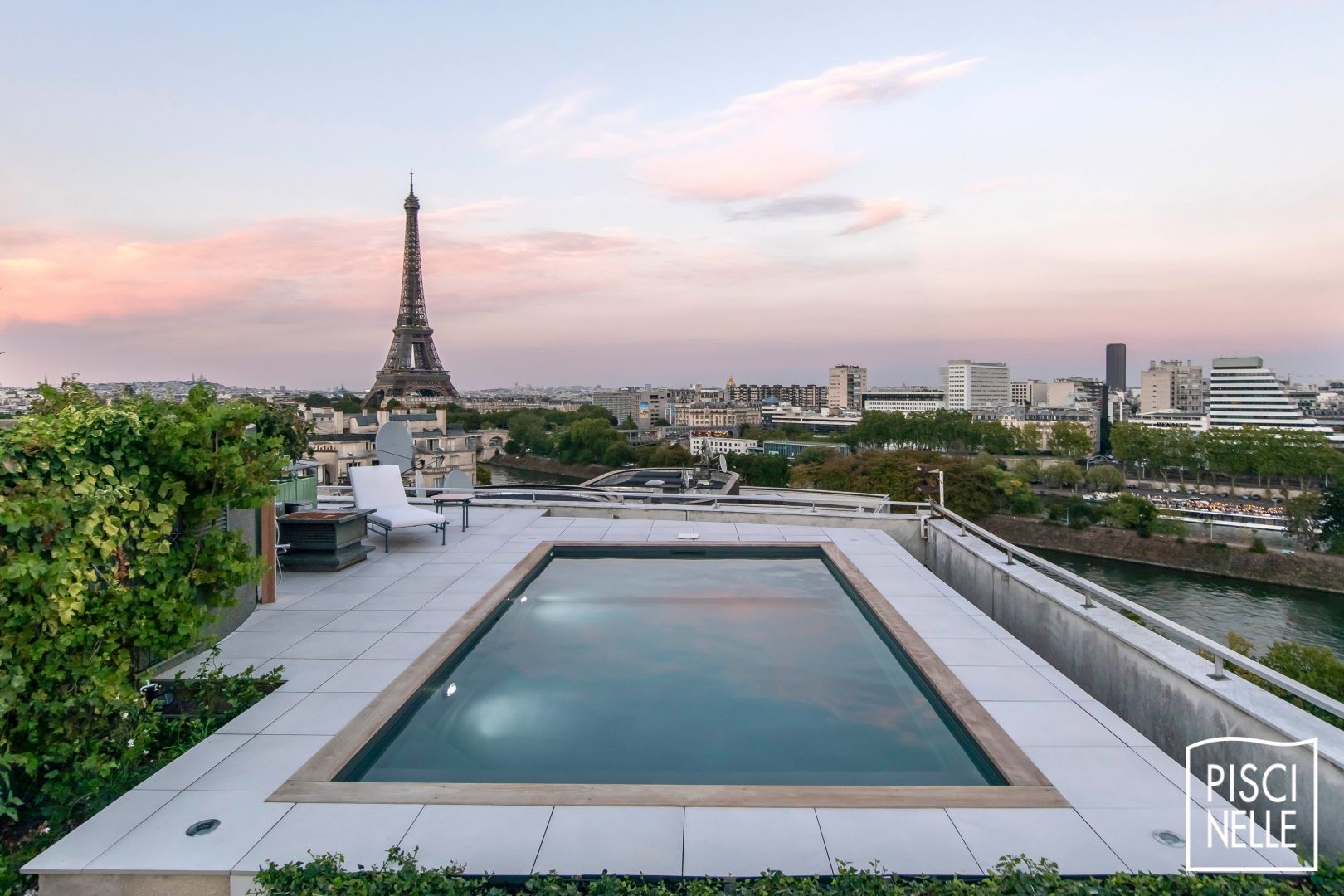 Un balcon sur la Tour Eiffel - Piscinelle